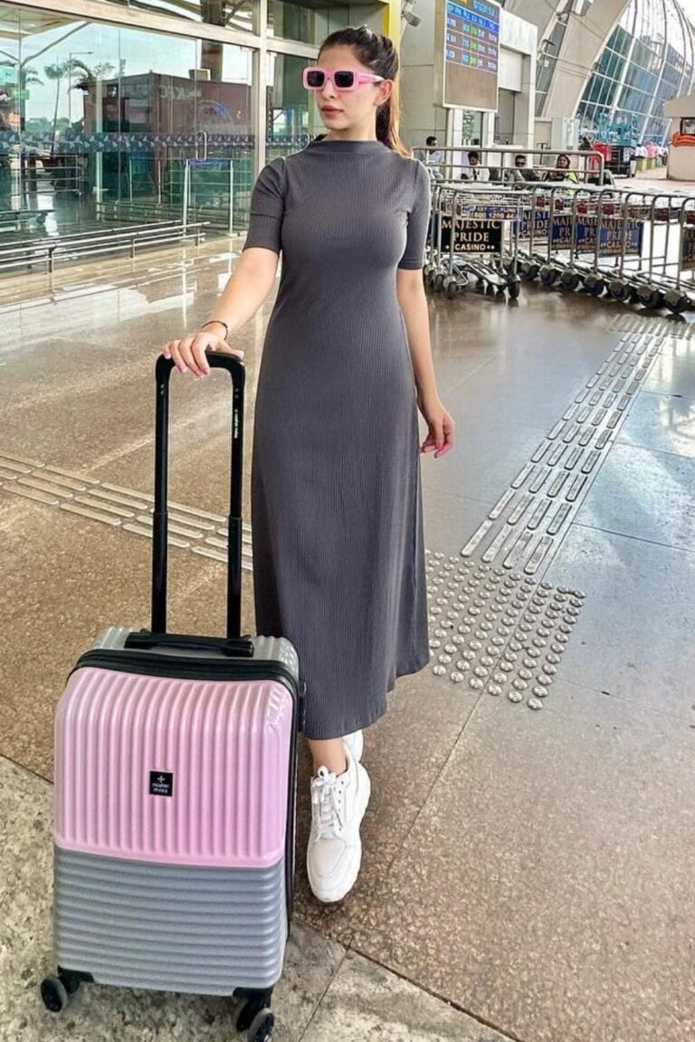 25 Best Airport Outfit Ideas That Are Comfy and Stylish