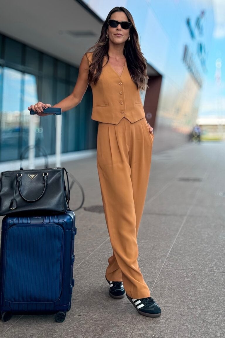 25 Best Airport Outfit Ideas That Are Comfy and Stylish