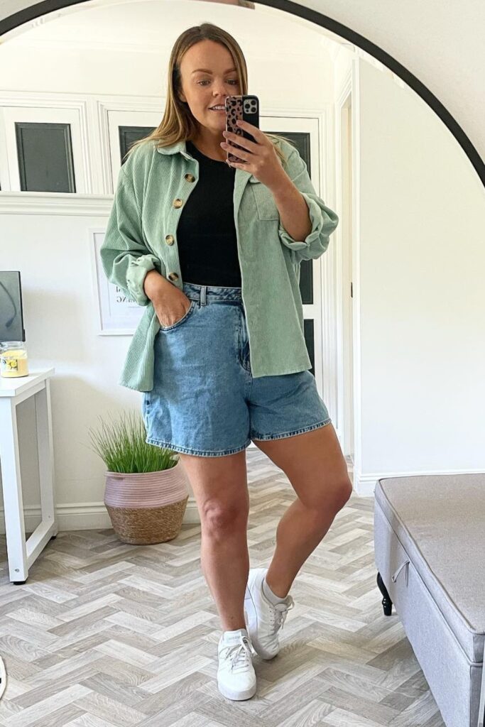 21 Stylish Denim Shorts Outfit Ideas