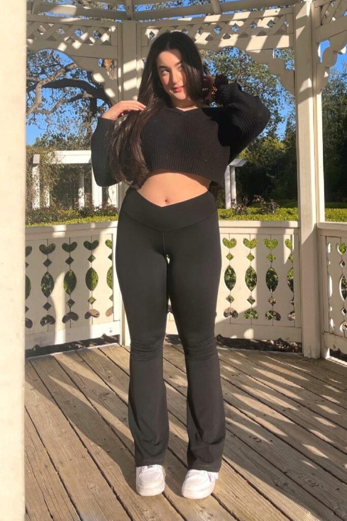 18 Flare Leggings Outfit Ideas That Are Stylish and Comfortable