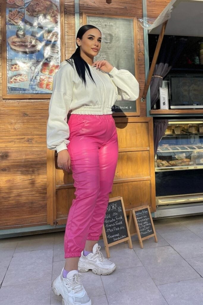 25 Stylish Pink Pants Outfit Ideas You'll Love