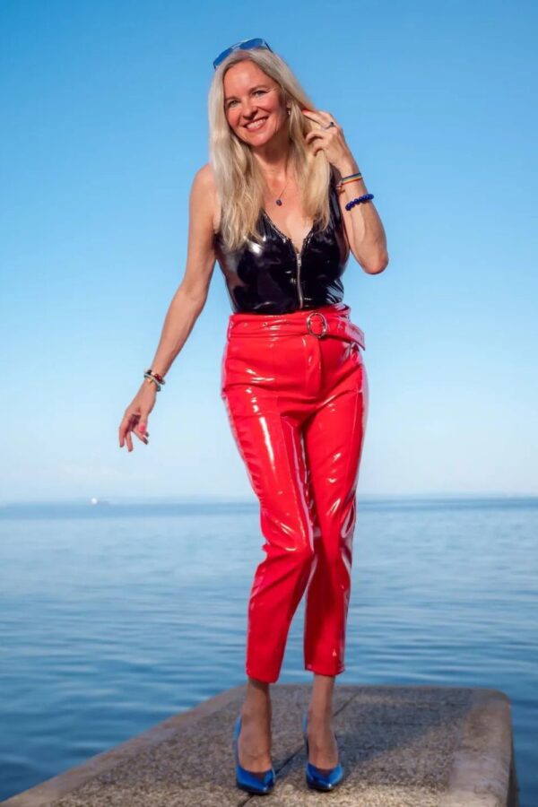 19 Stylish Red Pants Outfit Ideas