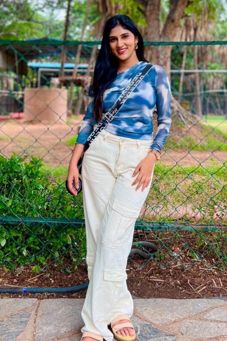 17 Trendy Cargo Pants Outfits That'll Make You Look Effortlessly Cool