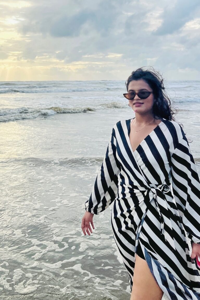 27 Easy Beach Outfits It Girls Wear on Repeat