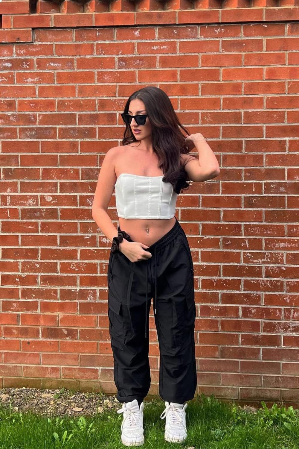 18 Stylish Black Cargo Pants Outfit Ideas