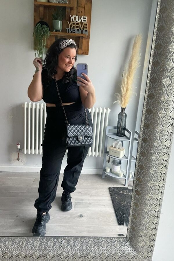 18 Stylish Black Cargo Pants Outfit Ideas