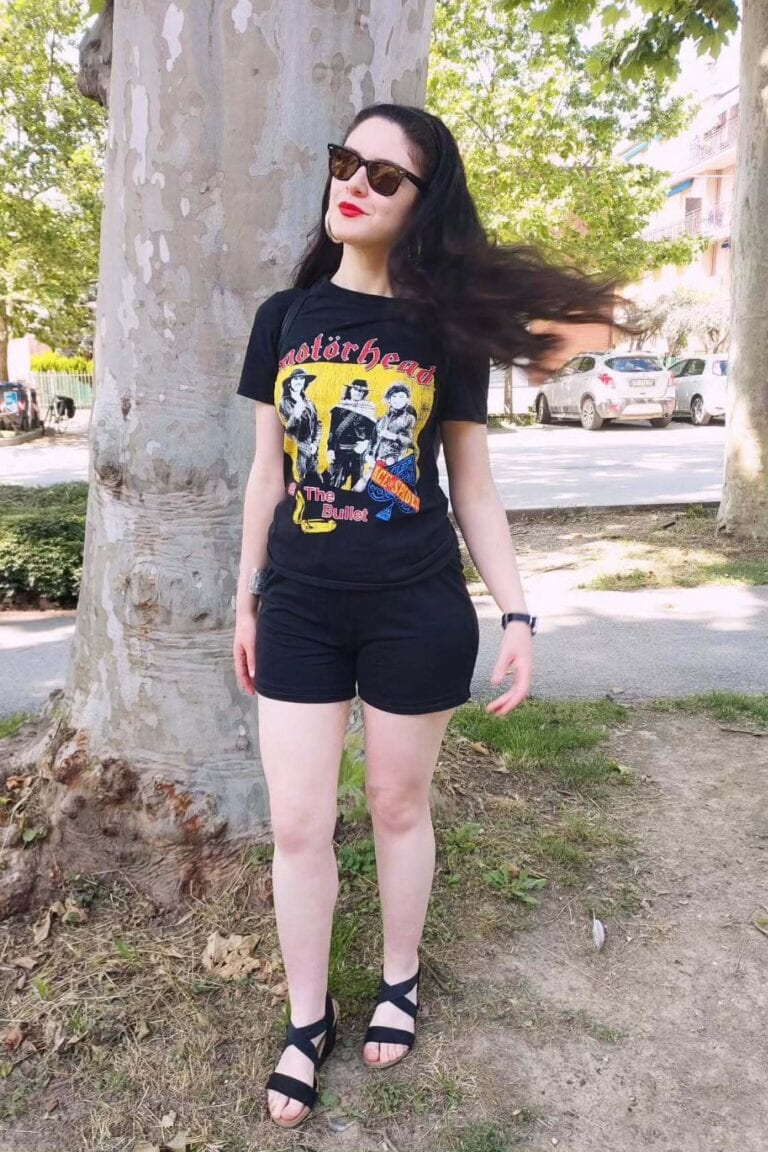 17 Chic Black Shorts Outfits to Try