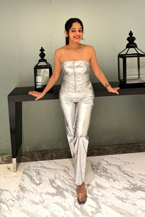 19 Stunning Silver Outfit Ideas That Will Make You Shine