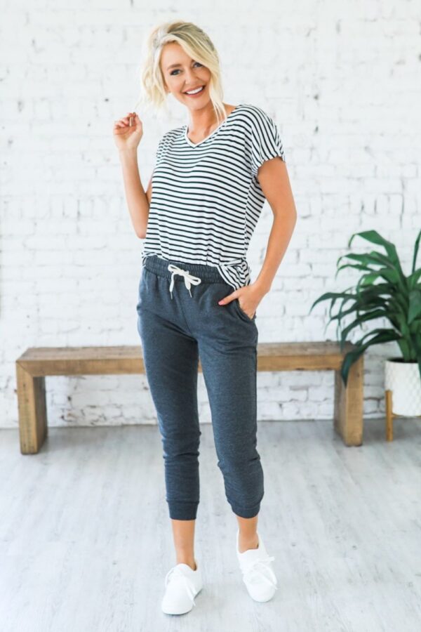 What To Wear With Black Sweatpants: 18 Chic Outfit Ideas