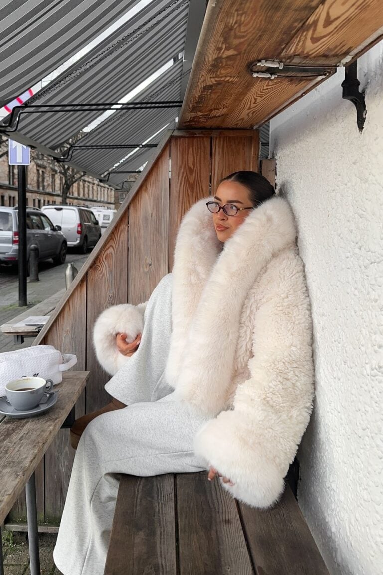 27 Stylish Coffee Date Outfits That Will Make a Perfect First Impression