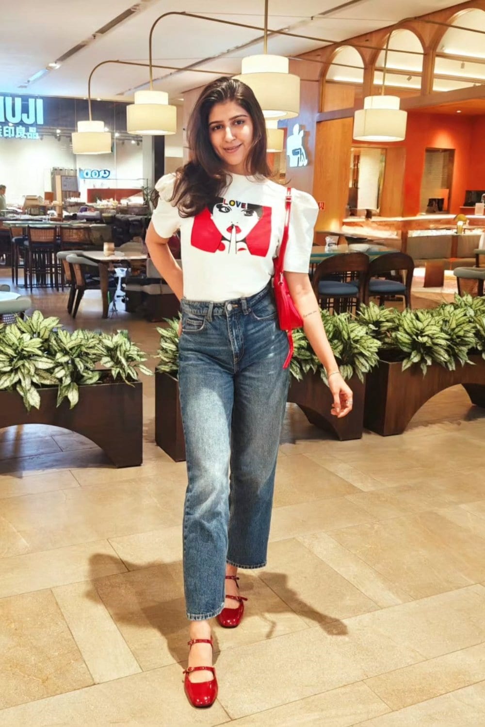 17 Stylish T-Shirt and Jeans Outfit Ideas You'll Love