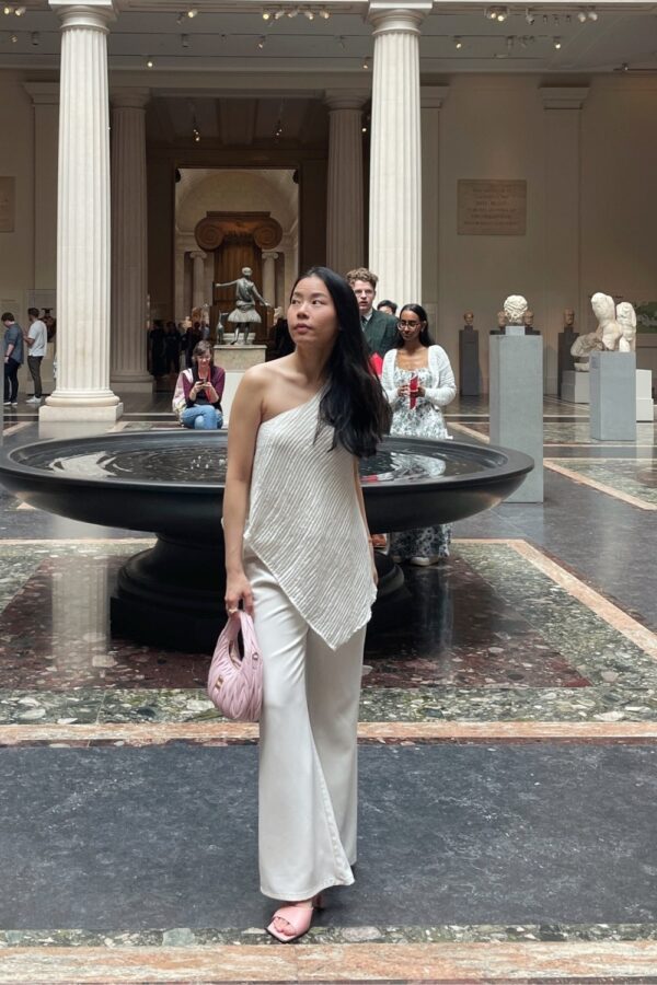 38 Cute & Chic Outfits to Wear to a Museum