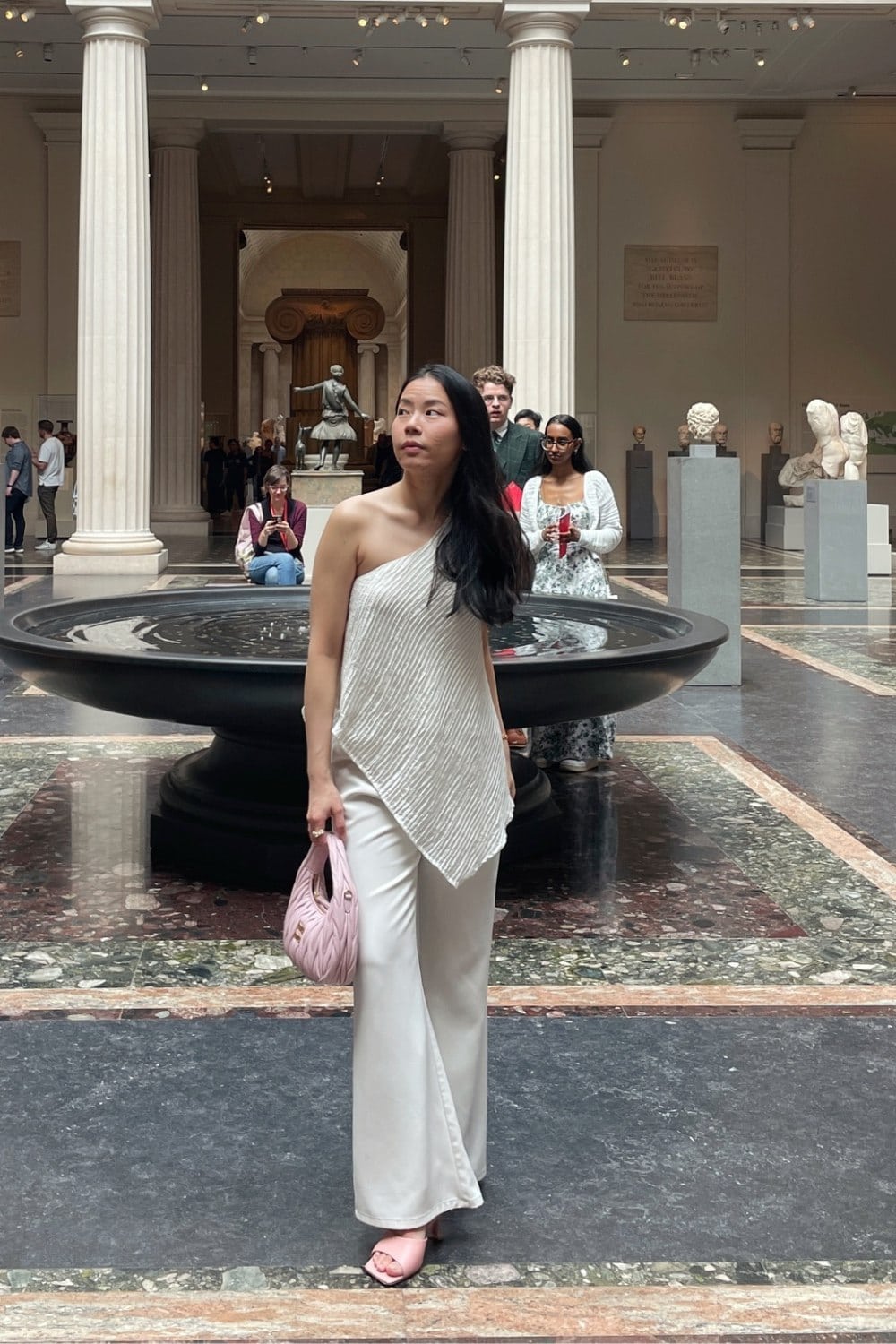 38 Cute & Chic Outfits to Wear to a Museum