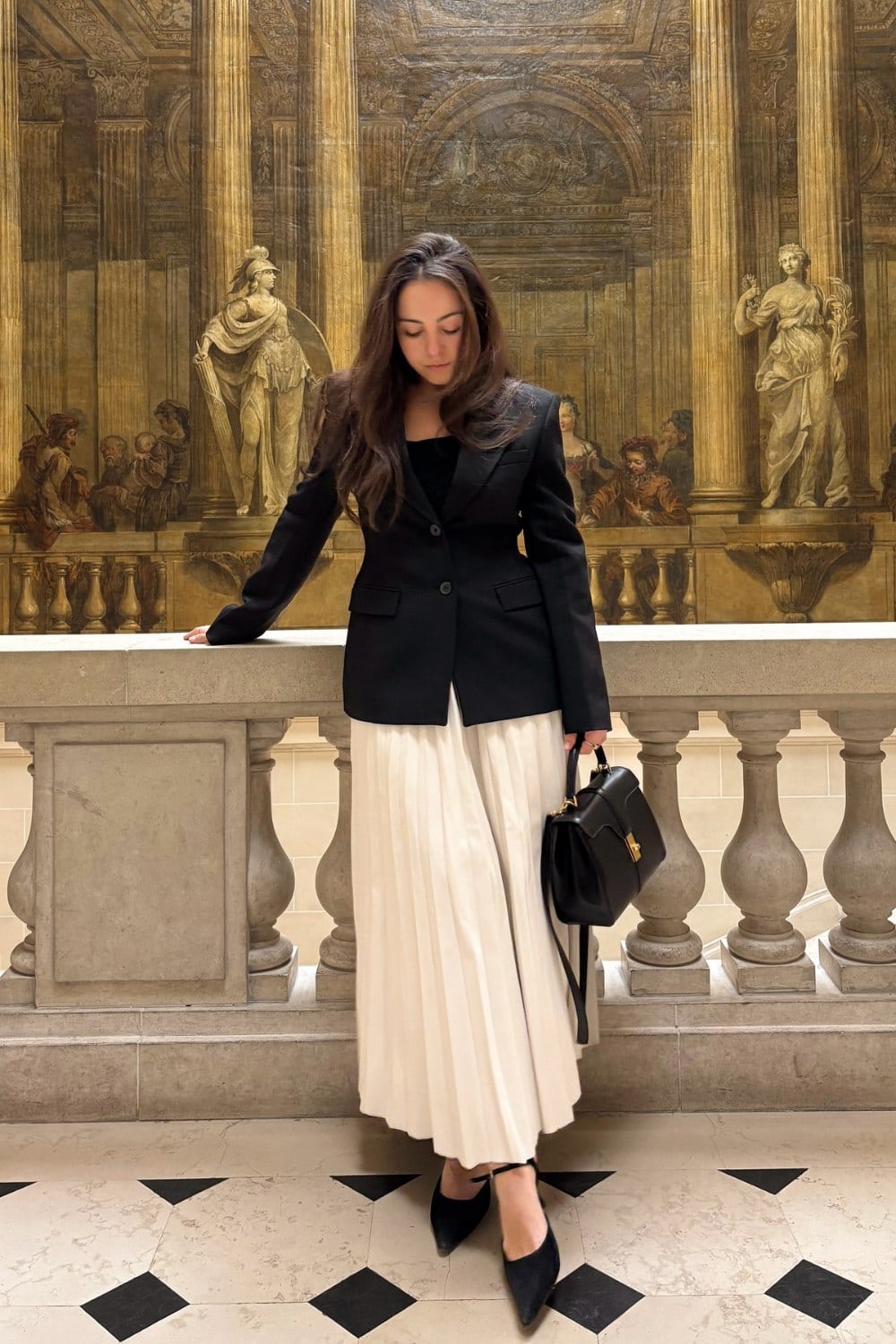 38 Cute & Chic Outfits to Wear to a Museum
