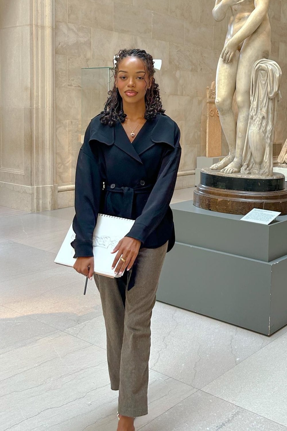 38 Cute & Chic Outfits to Wear to a Museum