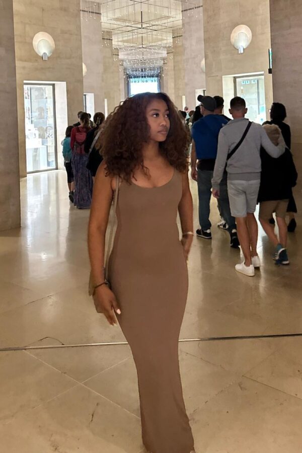 38 Cute & Chic Outfits to Wear to a Museum